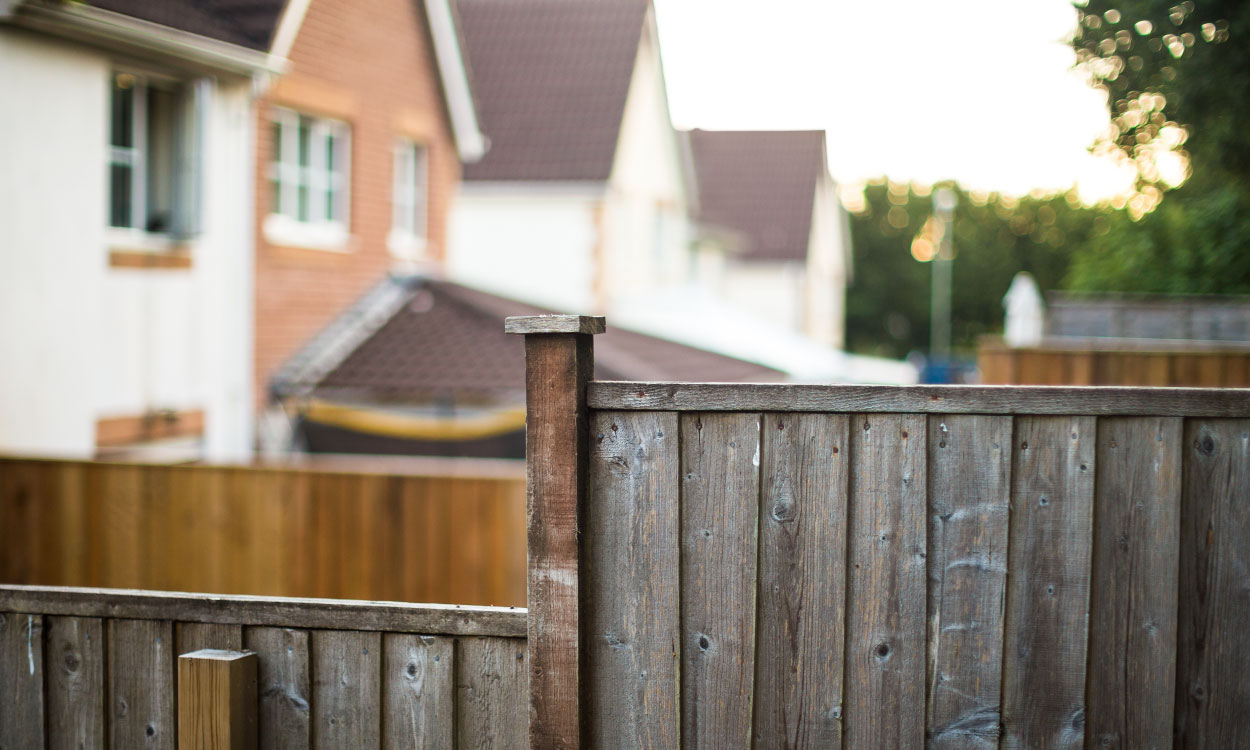 A Step-By-Step Guide To Building Your Own Fence | The Homelife